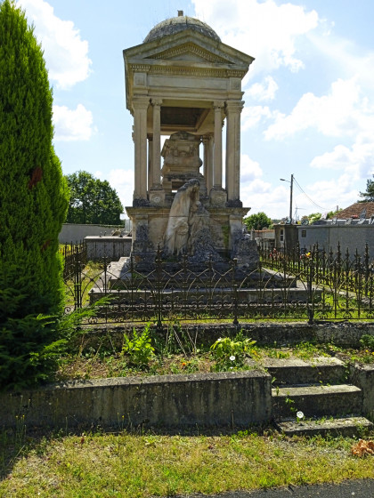 A faire : Sentier de la Grotte aux Fées au départ de Nieuil - Randonnée