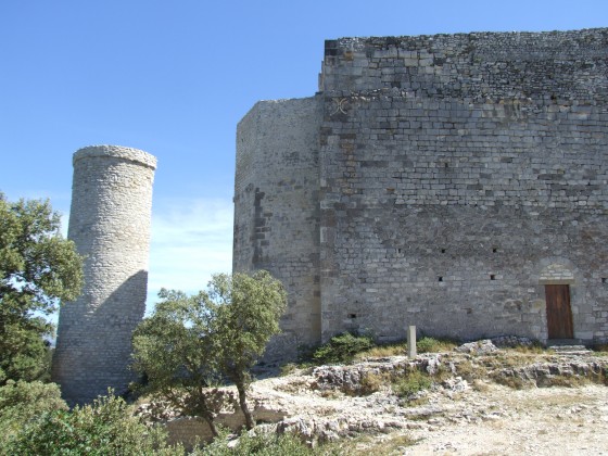 Le Thor and Thouzon Castle - Walk